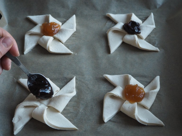Joulutorttu // Tähtitorttu – Finnish Pinwheel Shaped Christmas Tarts ...